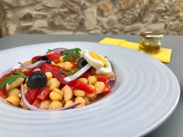 Salada de Grão e Pimentos Assados - Casinha Amarela